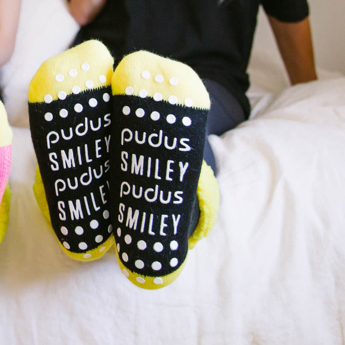 Pudus Classic Slipper Socks Black Smiley – Heavenly Outhouse